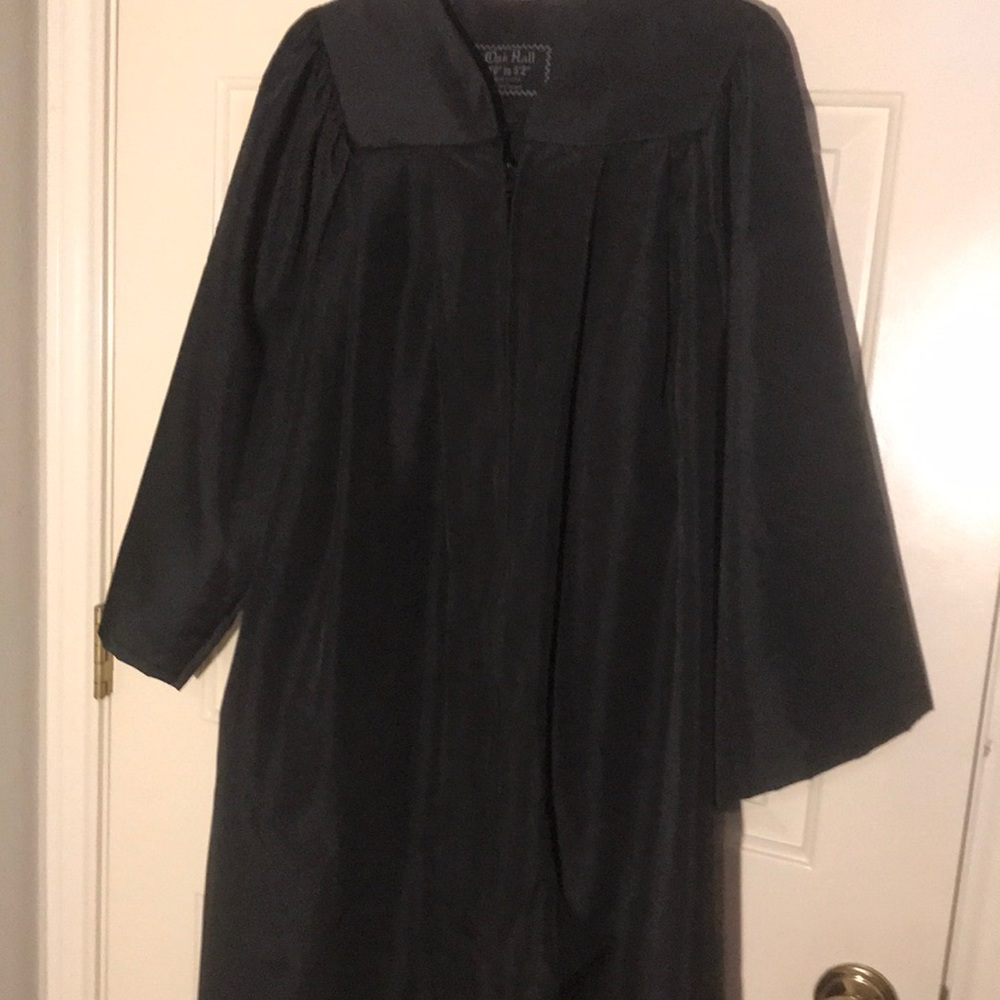 Oak Hall Graduation Gown 5’ - Gem